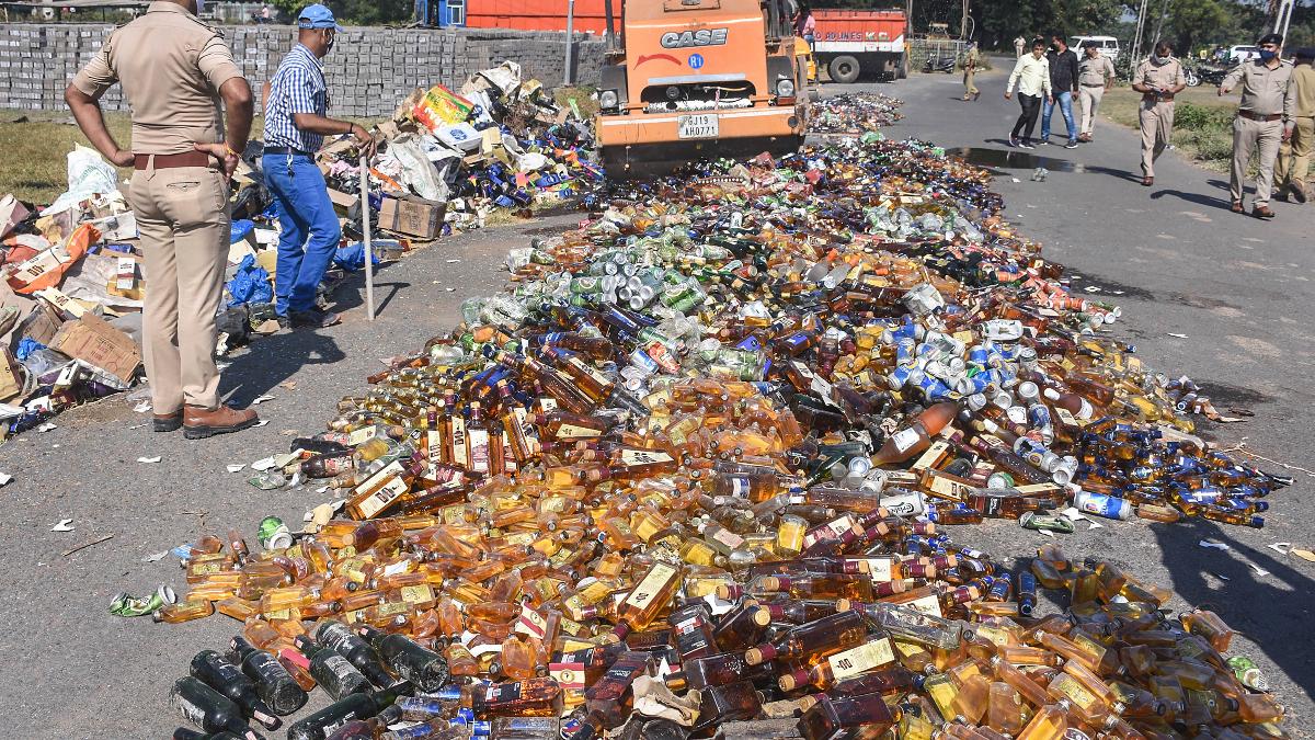Gujarat Police Tackle Alcohol Poisoning Incidents - SURAKSHA - THE ... Gujarat Police Tackle Alcohol Poisoning Incidents - SURAKSHA - THE ...